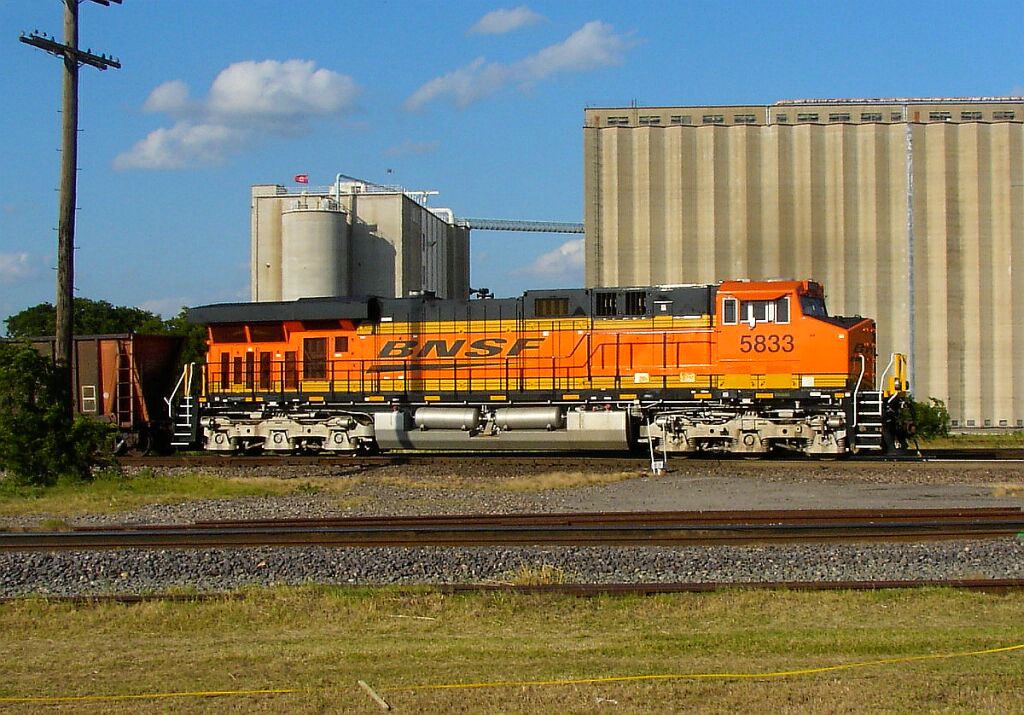 BNSF 5833